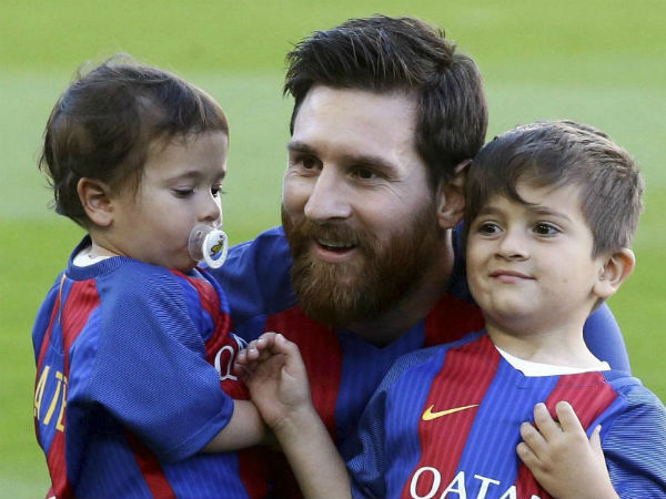 పిల్లాడికి ఆటోగ్రాఫ్: గొప్ప మనసుని చాటుకున్న మెస్సీ (వీడియో) | Lionel ...