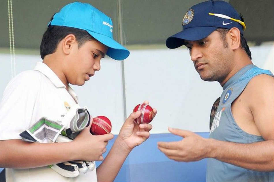 ధోనీతో అర్జున్ టెండూల్కర్‌ని పోల్చి చూస్తున్న నెటిజన్లు | PHOTO: Arjun ...