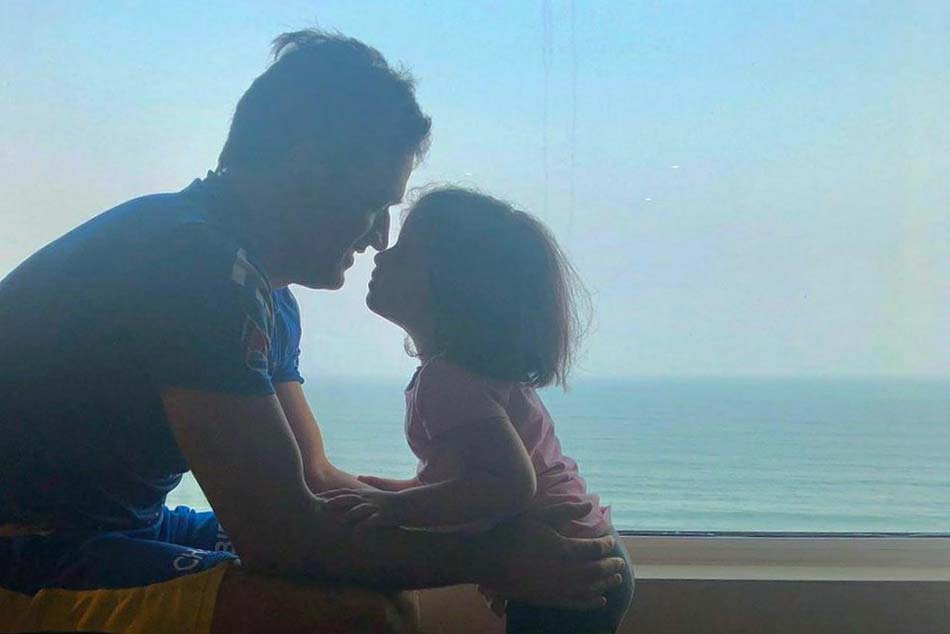 జీవాతో ధోనీ సందడి.. 'ఆ సముద్రంను చూడు' | IPL 2019: MS Dhoni and ...