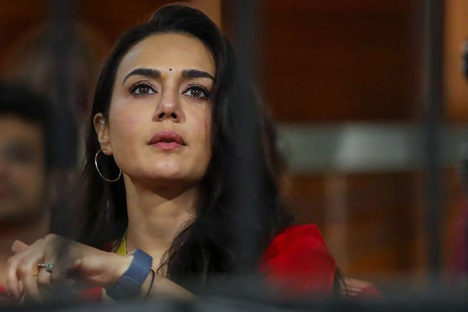 IPL 2020: KXIP Co-owner Preity Zinta distributed souvenirs to Chris ...