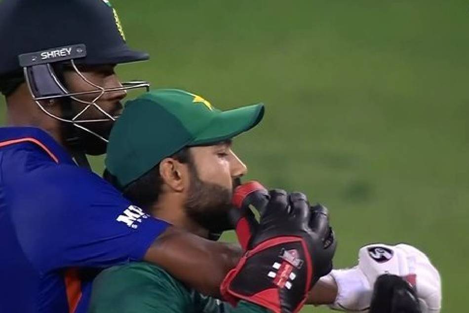 Mohammad Rizwan Trolls: వీడేవండి బాబు.. ప్రతీసారి అప్పీల్ చేస్తూ ఒకటే నస! పాక్ కీపర్‌‌కు ...