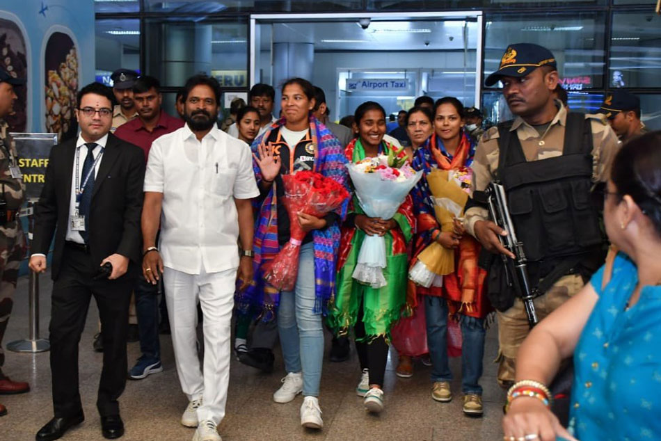 U-19 ప్రపంచకప్ విజేతలకు ఘన స్వాగతం.. అంత కలలా ఉందన్న త్రిష! | U19 ...