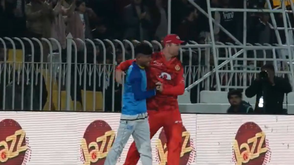 PSL: బాల్ బాయ్ సెన్సేషనల్ క్యాచ్ (Video) | PSL: Ball boy takes a ...